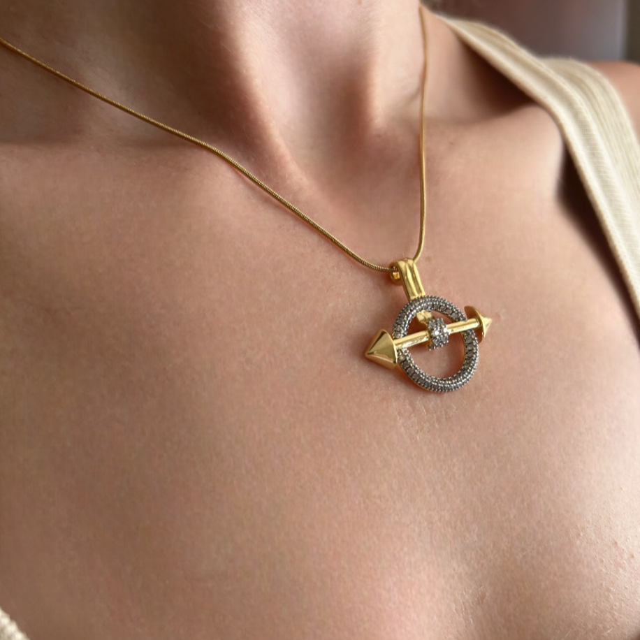 ARVENNA Altın Renk Çelik Ok ve Halka Tasarımlı Taşlı Kolye | Modern ve ...