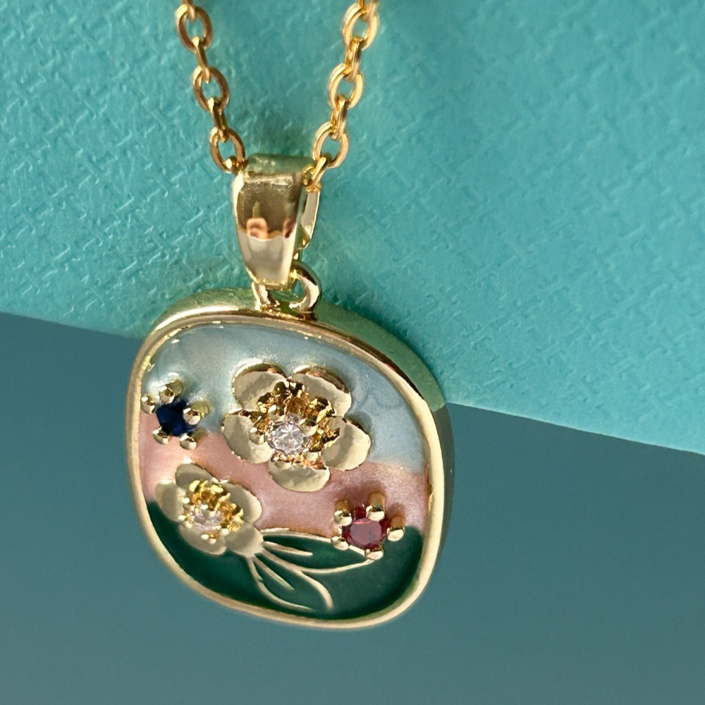 KYOTO Çiçek Detaylı, Renkli Mine İşlemeli Çelik Kolye | BİJUKO TAKI