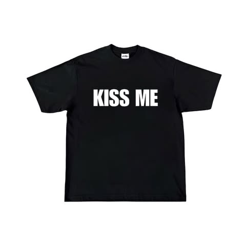 Kiss Me Tee | SPLITOUT