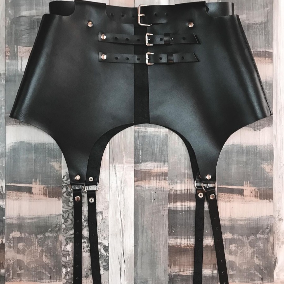 Önden Bağlamalı, Kemer Destekli, Gotik Tarz Etek ve Şerit Detaylı Deri ...