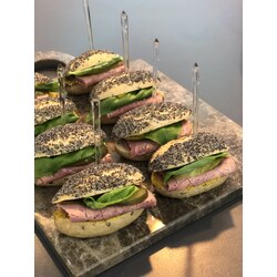 Haşhaşlı Baget Ekmeğe Rozbif, Hardal ve Turşu Mini Sandviç (16'li ...